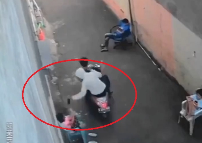 CCTV : Bocil Lagi Asyik Main HP, eh Malah Dijambret