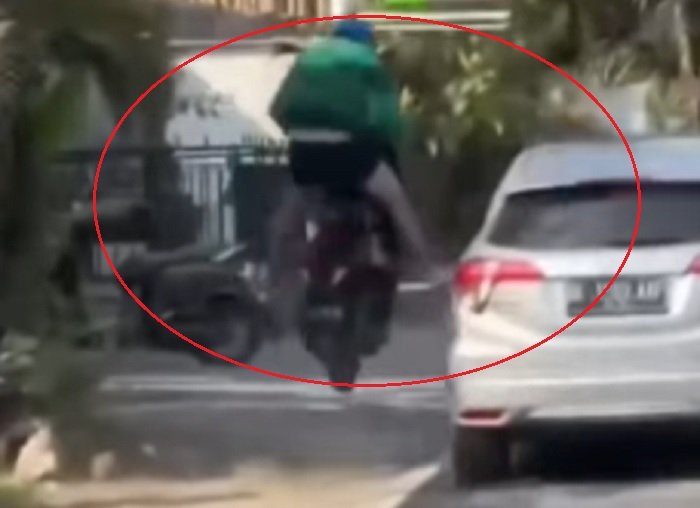 VIRAL : Bule di Bali Terbang dari Motornya hingga Nyungseb Cium Tanah ...